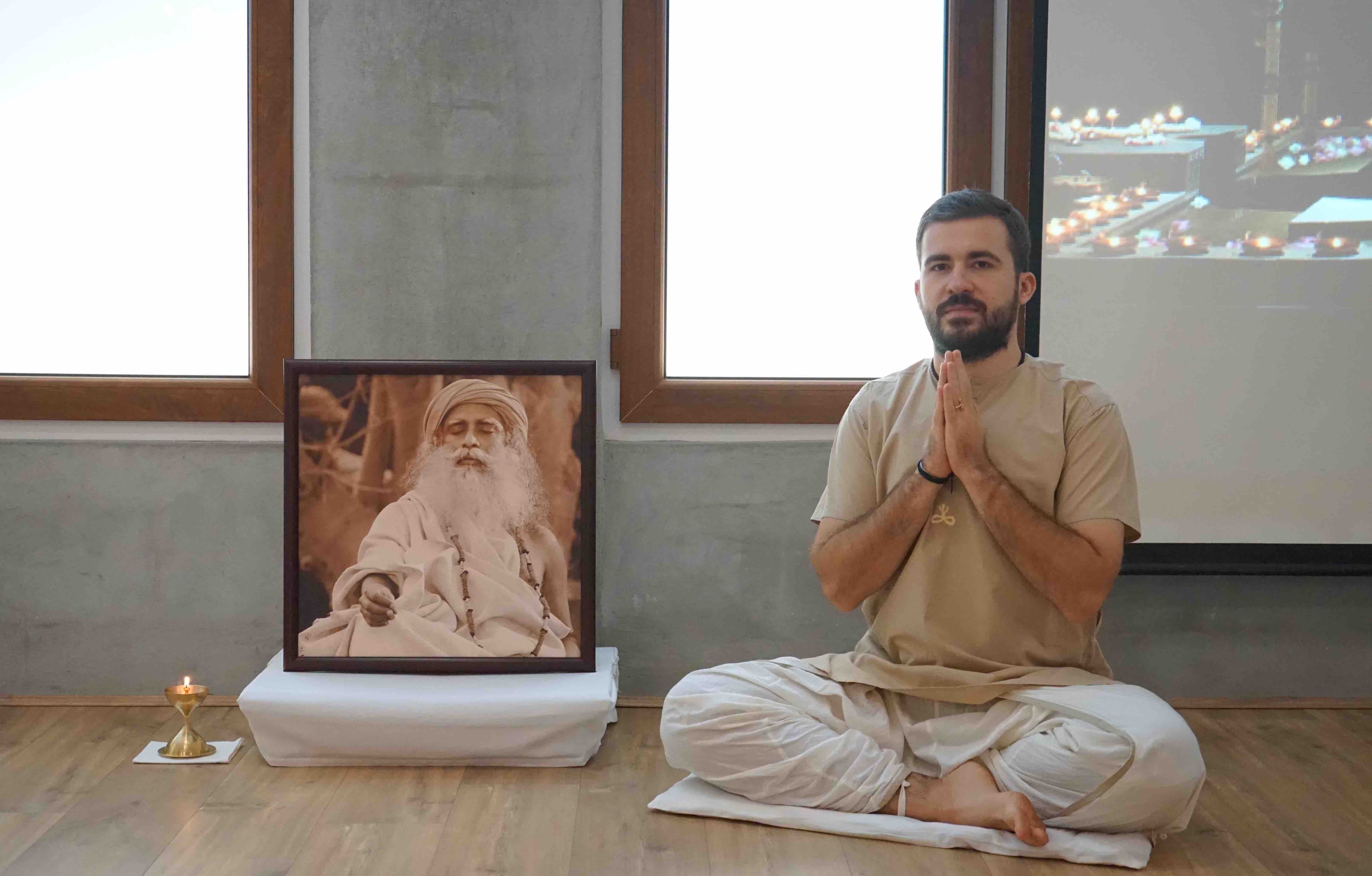 Robert - Andrei Gheorghiu: „Yoga reprezintă o cale sistematică de a